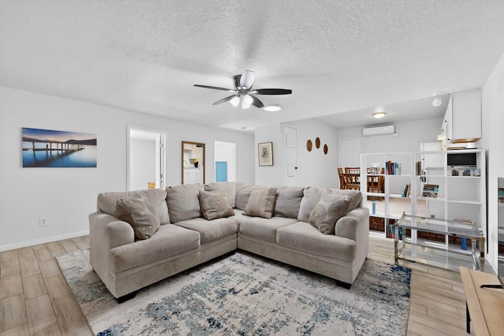 Spacious Modern Retreat | Walk-in Shower - Albuquerque, NM