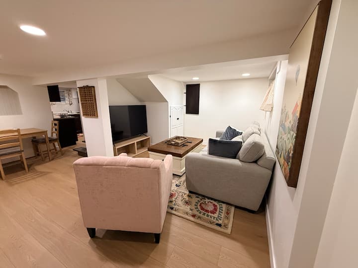 2 Bedroom, 1 Bathroom Cozy Cellar Suite - Langley