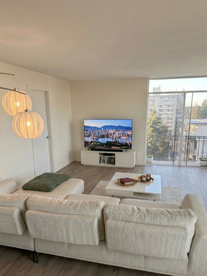 Renovated Penthouse: 360° Mountain Views & Pool - Vancouver