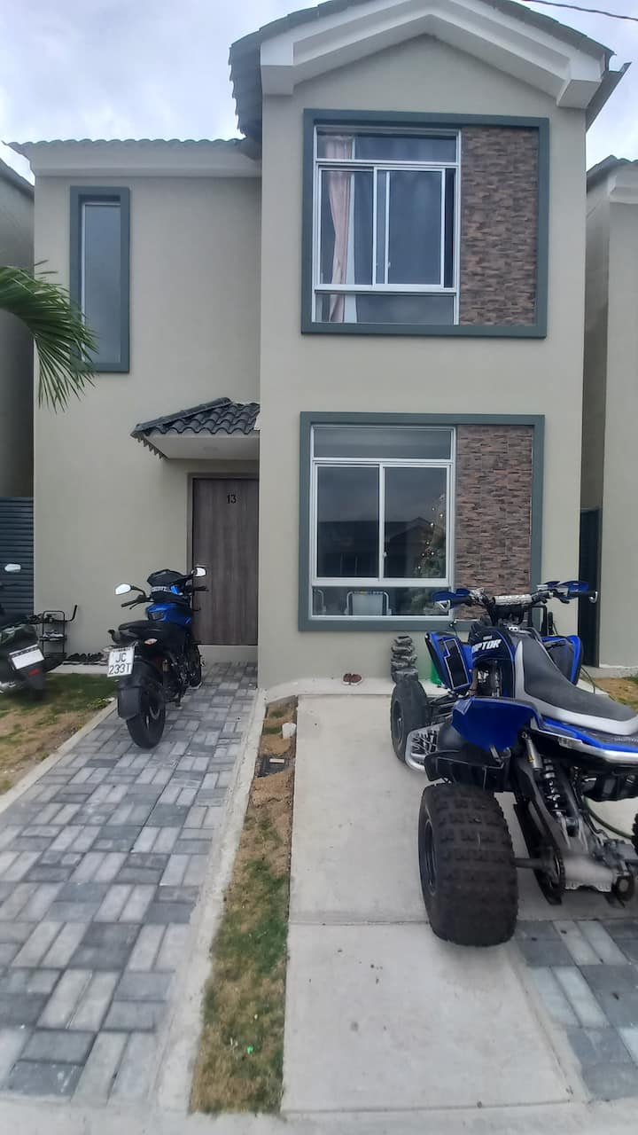 Hermosa Casa Privada Con Cuadron Y Piscina - Portoviejo