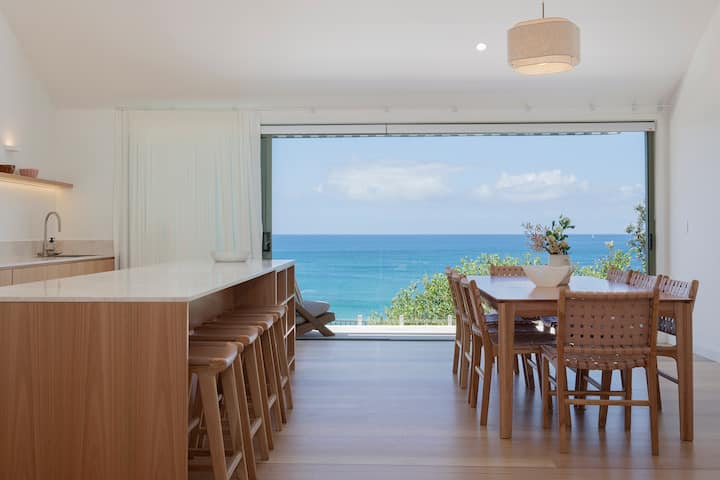 Azure Reverie—oceanfront Haven With Endless Views - Budgewoi
