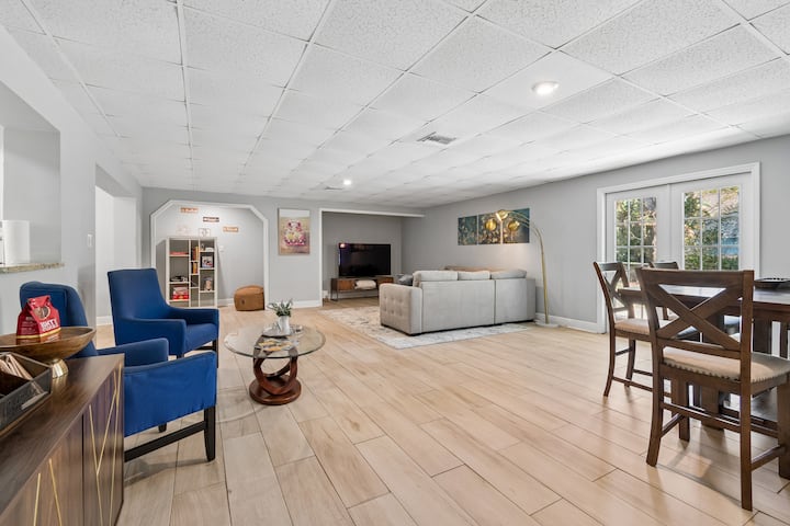 Queen Dreams & Coffee Beans – 4 Beds, Sleeps 10 - Tampa, FL