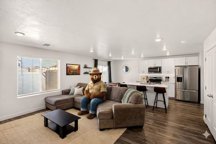 National Park Basecamp | Family Stay | Sleeps 10 - Cedar City, UT