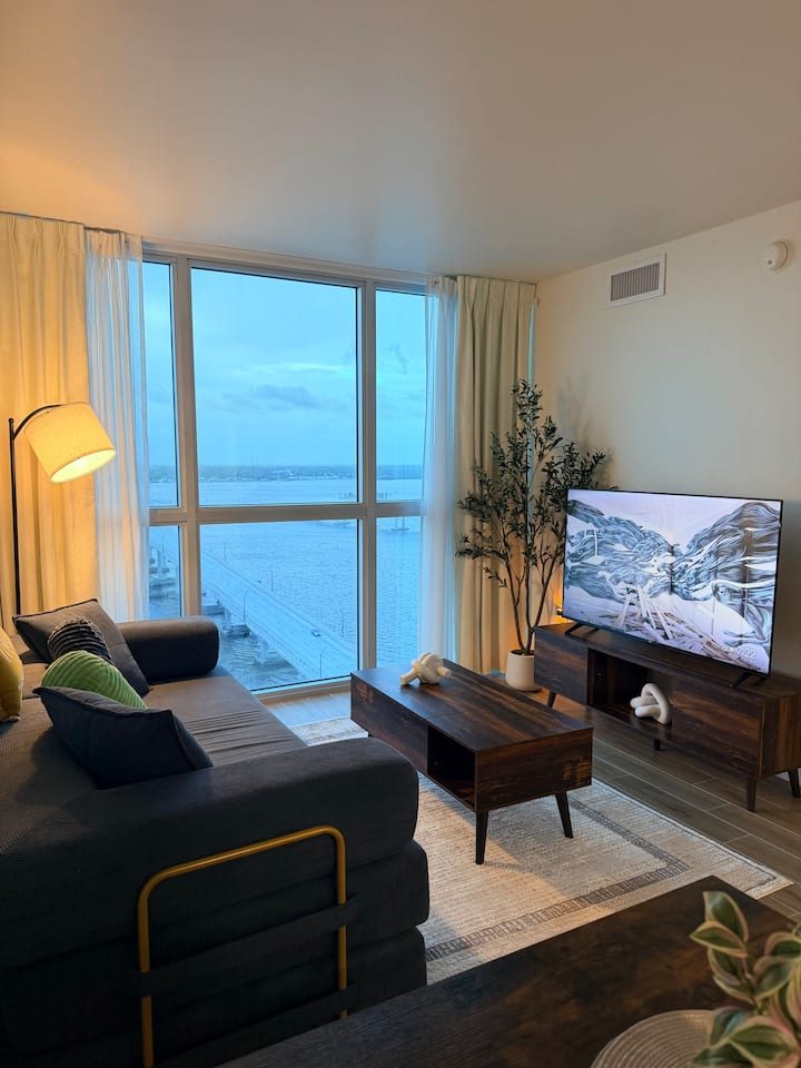 Downtown Fort Myers + Riverfront Escape + Pool - Fort Myers, FL