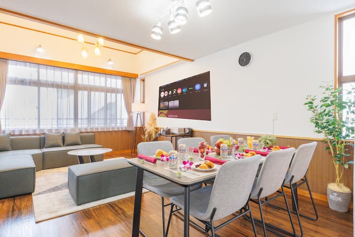 国際通りまで7分/最大12名/那覇中心部/那覇空港車で10分/駅徒歩2分の好立地/周辺飲食店多数 - Naha