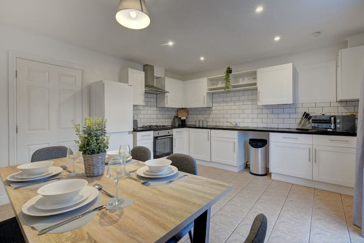 Spacious | Sleeps 9 | Free Parking | Acorn House - Preston
