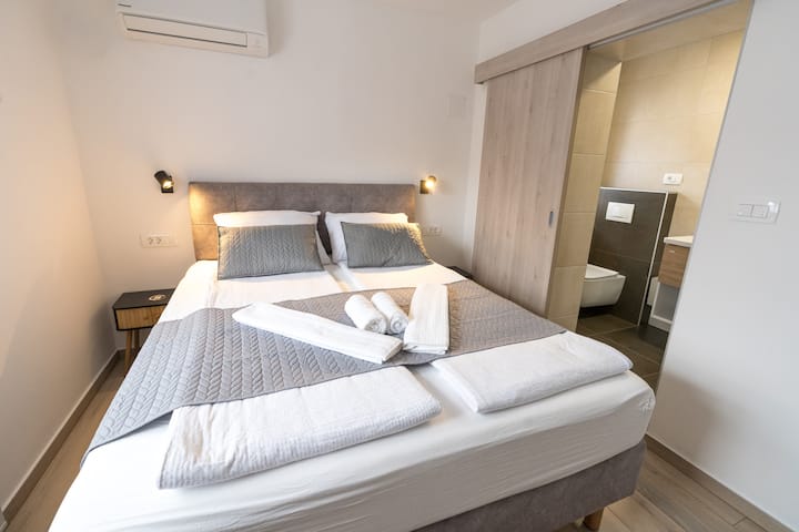 Soba Zala V Mirni Soseski, Odličen Zajtrk - Postumia