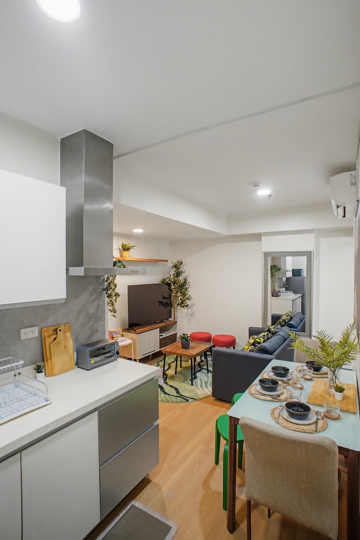 Bright & Cozy 2br Azure | Beach Pool | Sleeps 7 - Parañaque