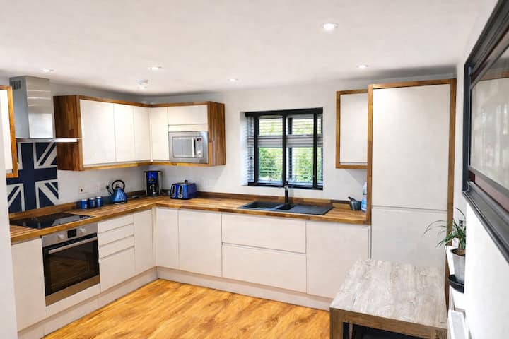 Modern Home With Hot Tub & Private Garden - Lyndhurst, UK