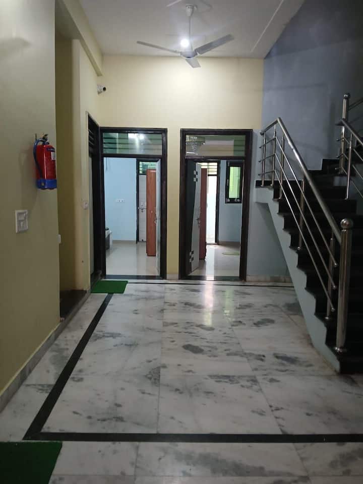 A Peaceful Divine Stay Parikrama Marg Vrindavan - Vrindavan