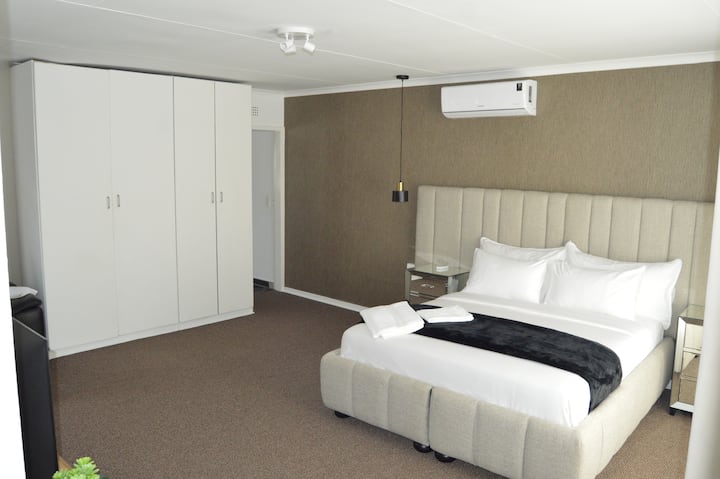 Spacious 2-bedroom Retreat Unit 2, Highlands North - Johannesburg