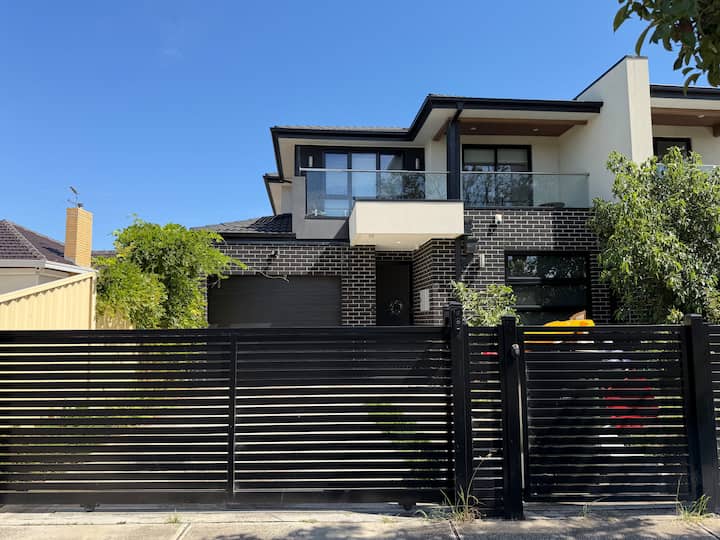 Phu An Homestay 2 Modern Home + Garage +  Near Bus - Point Cook