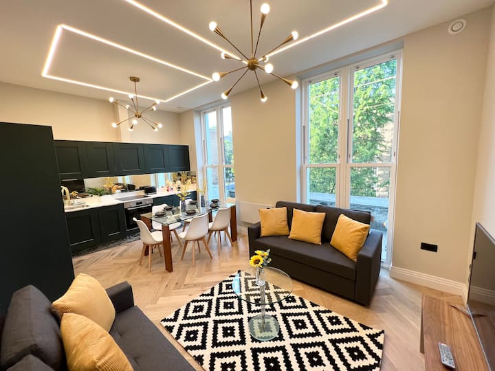 Safe | Family Area | Modern |
Sleeps 10 - London