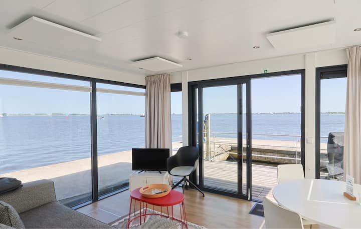 Earrebarre Houseboat - Spending The Night On Water - Joure