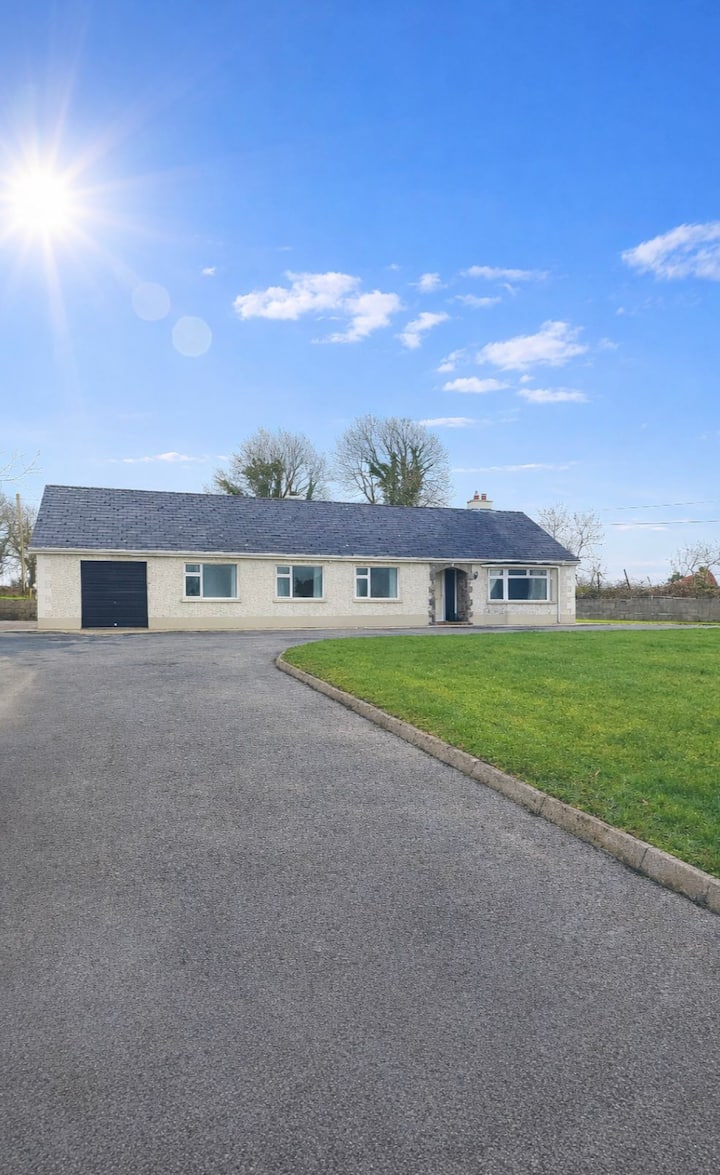 A Beautiful House With A Lovely Lake View - Leitrim Village