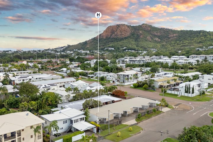 Stylish Coastal Unit Walk To Strand + Parking - Townsville