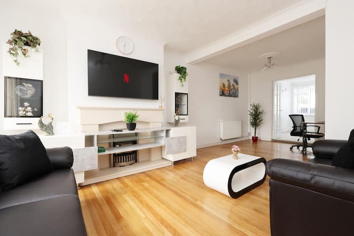 Monthly Stays % | 4br | Parking X3 | Near Hospital - Bridgend