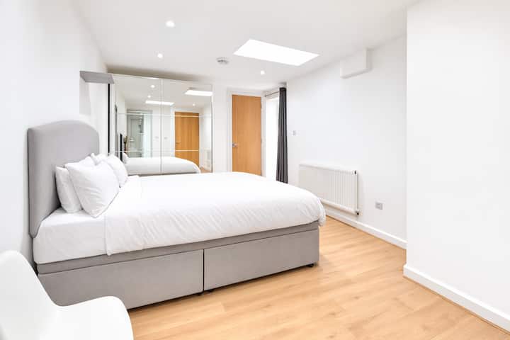 Private One Bedroom Flat With Patio - Saint Albans