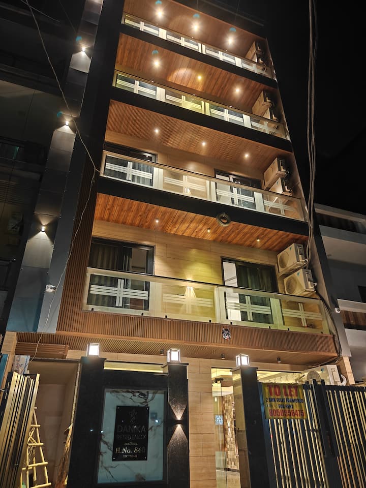 Executive Premium 1bhk | Park Face, Golf Course Rd - 구르가온