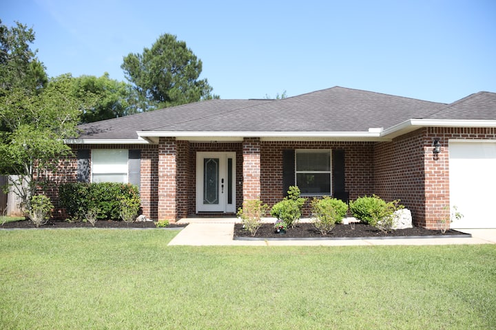 Bright & Cozy Coastal Stay In Foley - Foley, AL