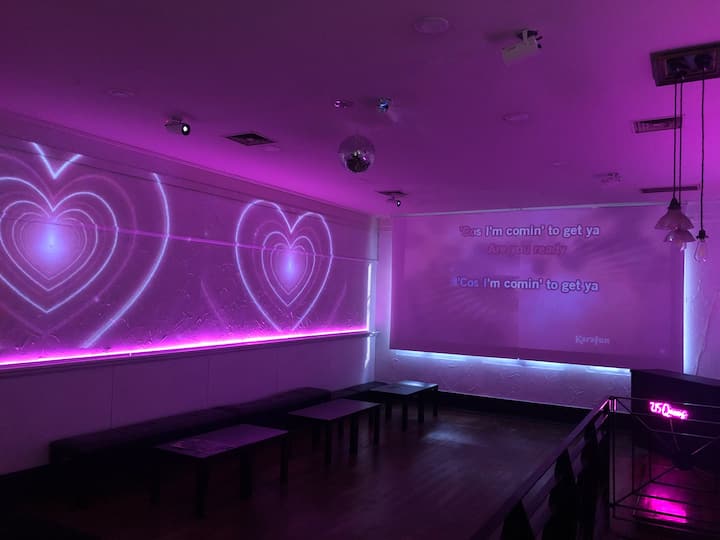 Entire Room In Cbd With 9 Beds Dj Large Projector - Melbourne