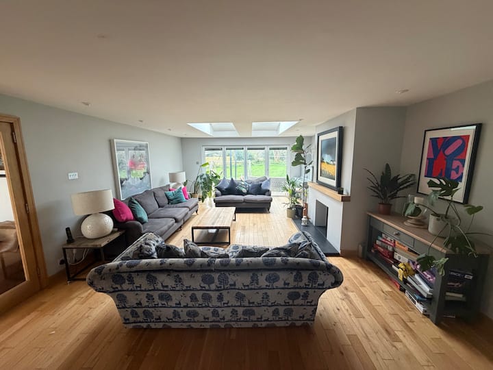 Bright, Spacious 4 Bed Family Home With Garden - Brockenhurst