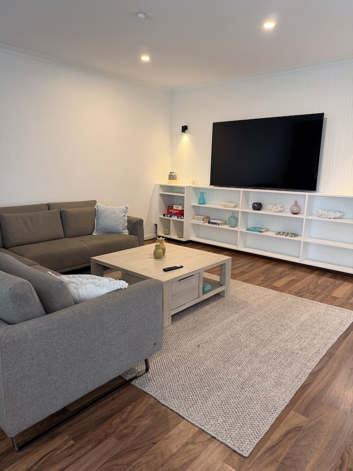 Spacious 2 Bedroom Unit Close To Golf Courses - Mordialloc