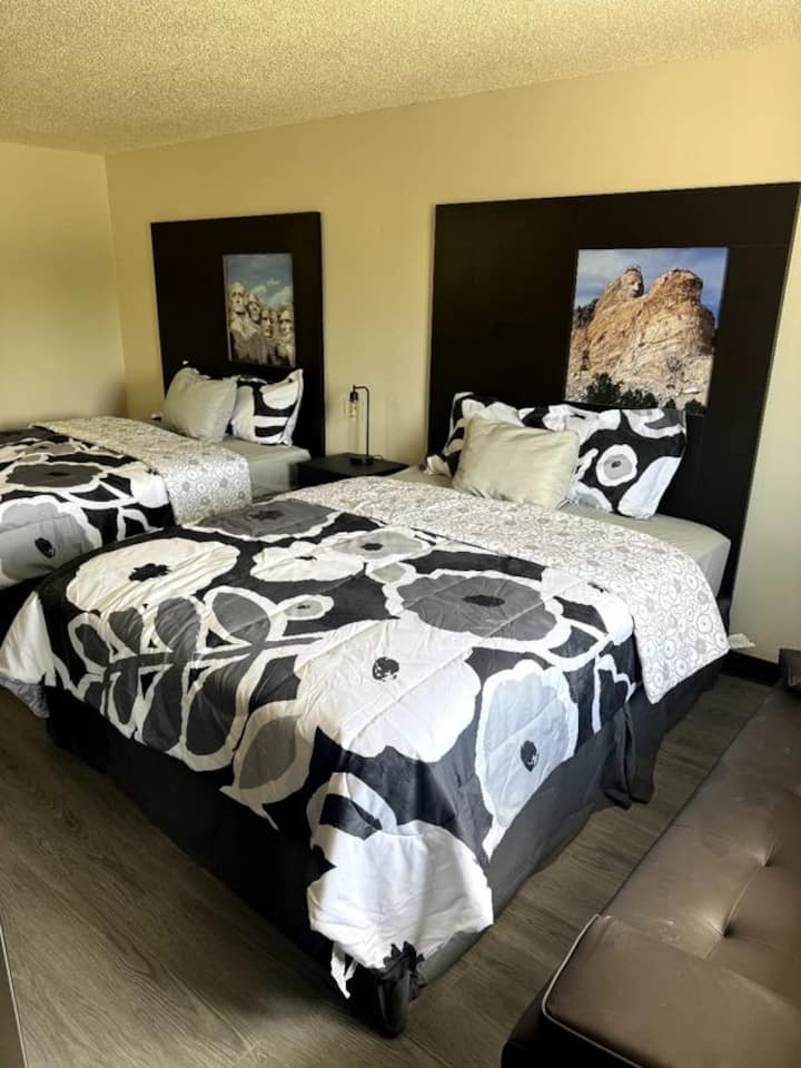 Cozy Suite Near Main St & Dino Park + Free Parking - Rapid City, SD