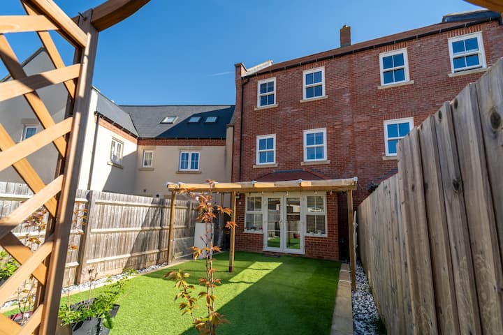 4 Bed Town House, 10 Min Walk To Bicester Village - Bicester