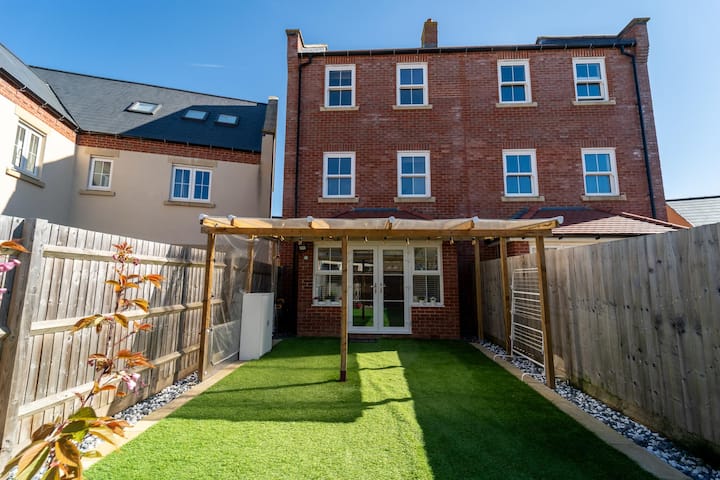 4 Bed Town House, 10 Min Walk To Bicester Village - Bicester