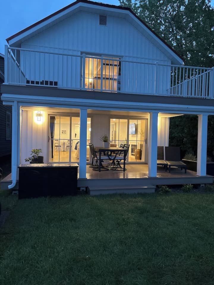 Lakefront Cottage On Chautauqua. Sleeps 10! - Jamestown, NY