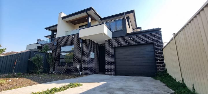 Phu An Homestay 3 | Spacious 4br Home + Garage - Point Cook