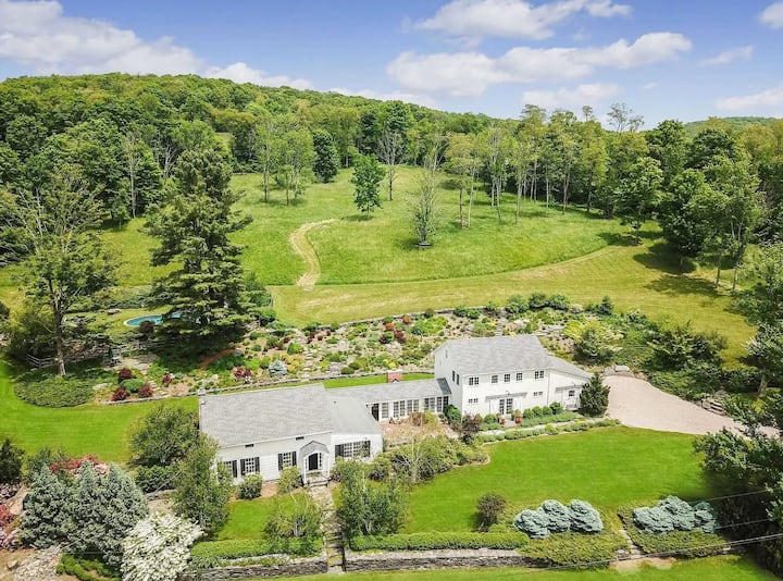 Farmhouse On 17 Acres W/ English Garden & Pool - Millbrook, NY