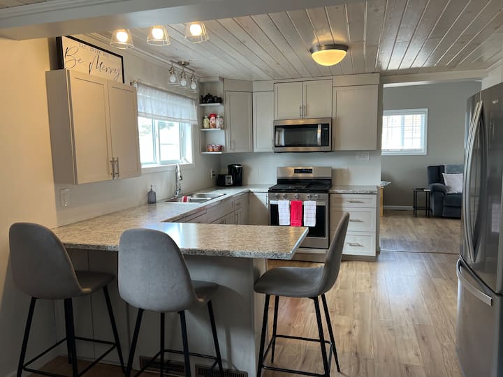 White Birch Corner - Bright & Clean Bungalow - Fort Frances