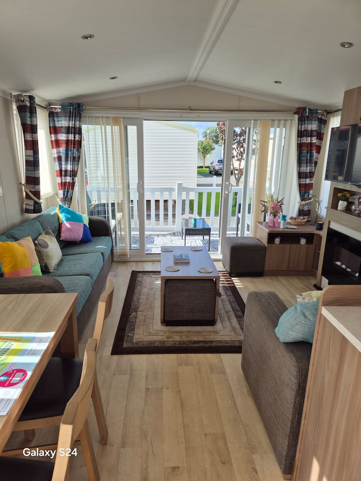 Luxury 8 Berth Static Caravan
No Pets - Towyn