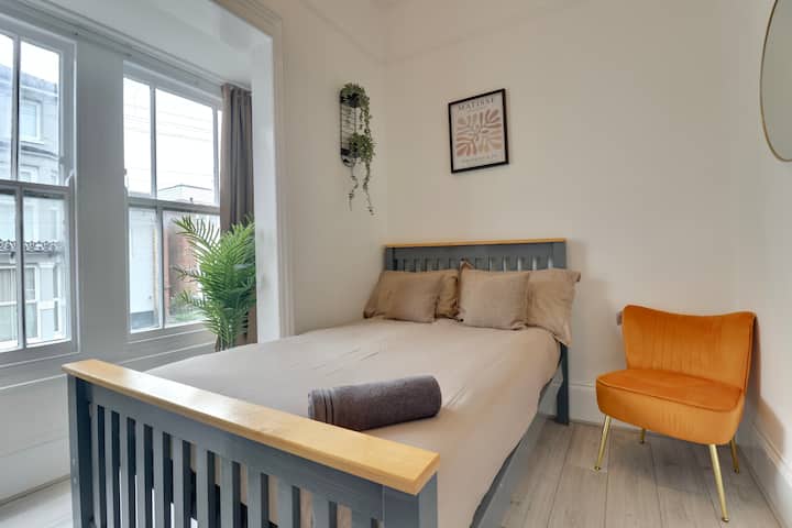 Bright Double Room/workspace - Portsmouth