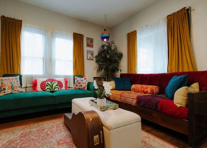 Artistic Retreat Near Stadiums - Riverside, MO