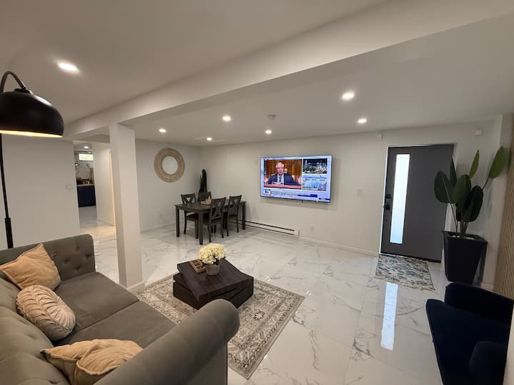 Private King Suite Washer And Dryer - Clifton Park, NY