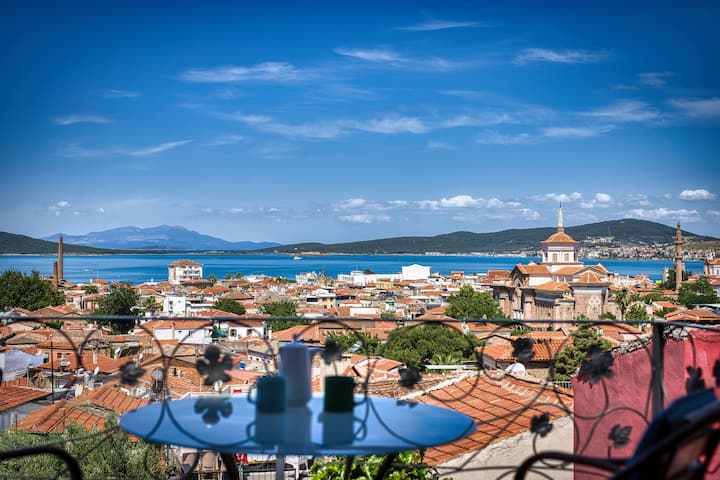 Ayvalık Merkezde Deniz Manzaralı Taş Ev - Ayvalık