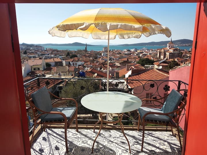 Ayvalık Merkezde Deniz Manzaralı Taş Ev - Ayvalık