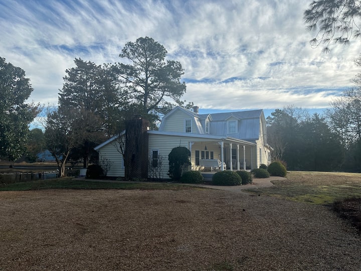 Waterfront Farmhouse Retreat W/pool Kayaks & Views - Gloucester, VA