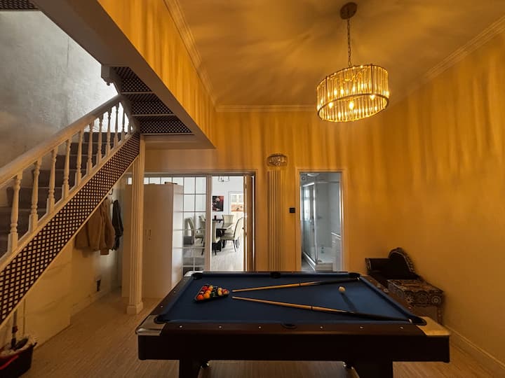 Quadruplex Hot Tub & Pool Table - Cardiff