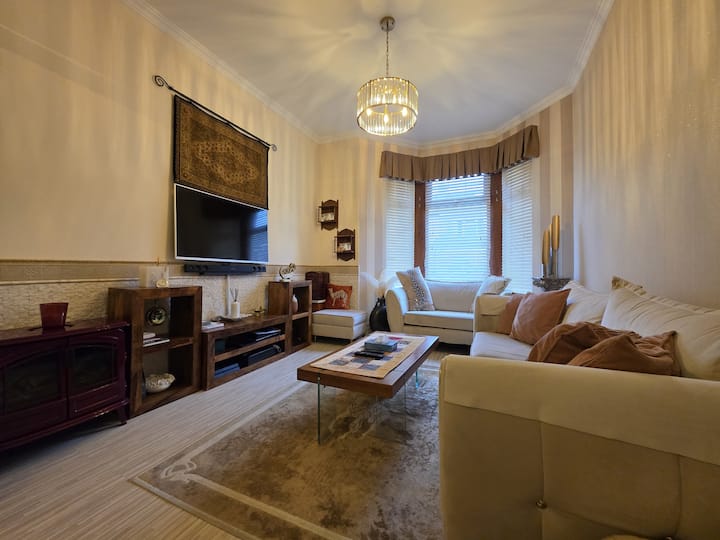 Quadruplex Hot Tub & Pool Table - Sleeps 18 - Cardiff