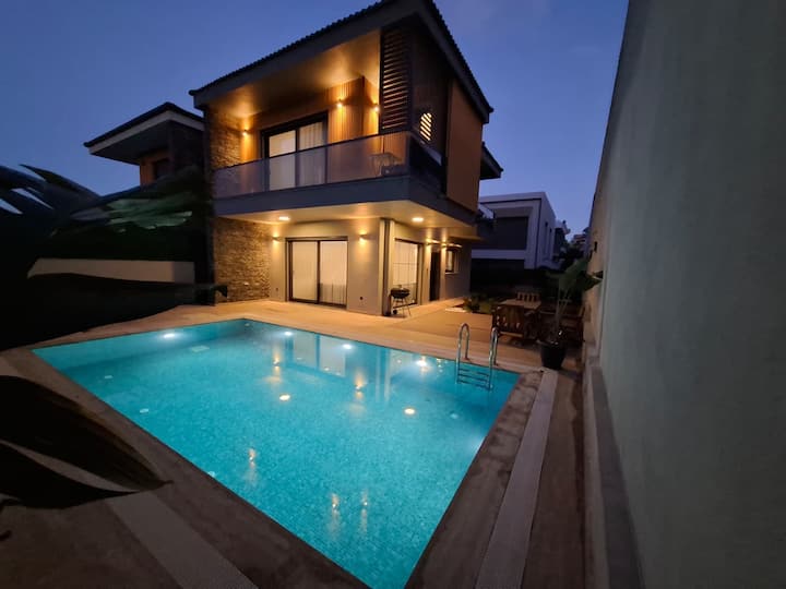 ÇEşme Süper Lüks Havuzlu Yeni Villa - Çeşme