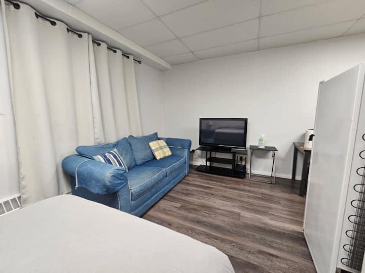 Cozy Studio Retreat - The Pas