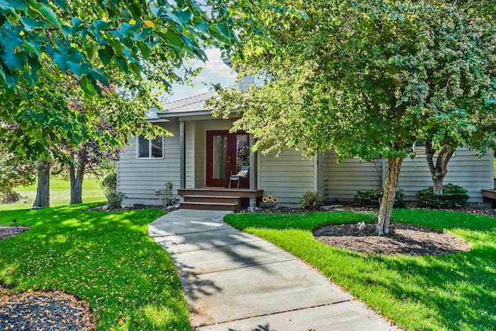 Course-front Townhome With Hot Tub, Shared Pool, & - Redmond, OR