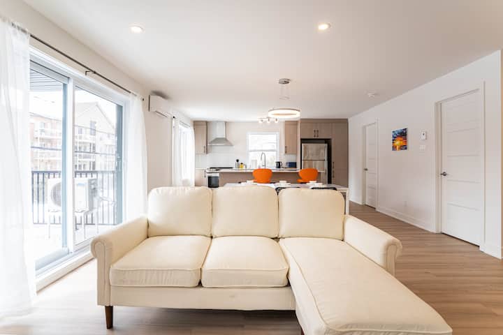 Stylish & Spacious 3br • Free Parking • Yard - Brossard