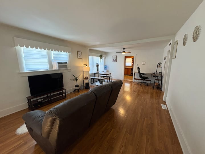 Newly Renovated; Sleeps 6, Central Decatur House - Mount Zion, IL