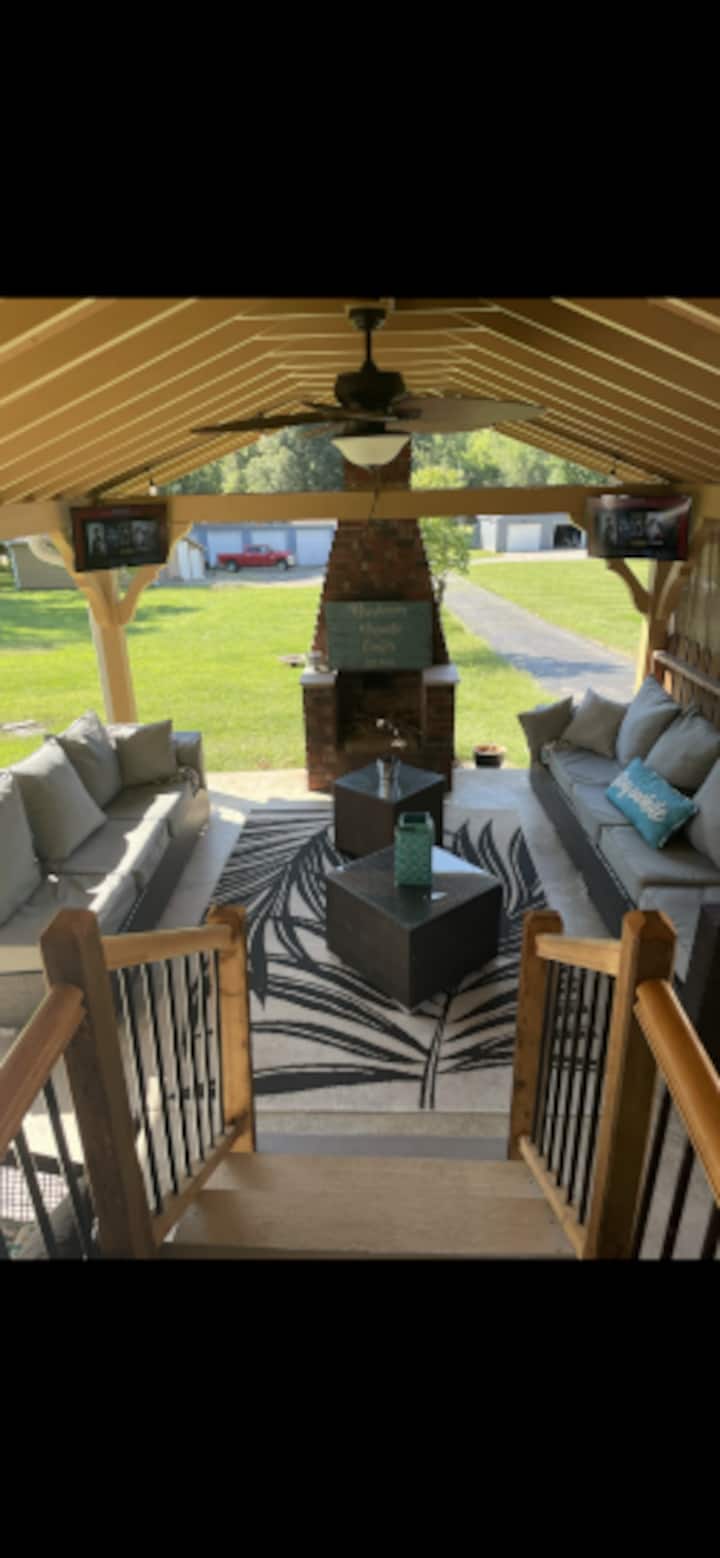 World Cup Kc Hot Tub, Gym, Poker Bar – Sleeps 8 - Belton, MO