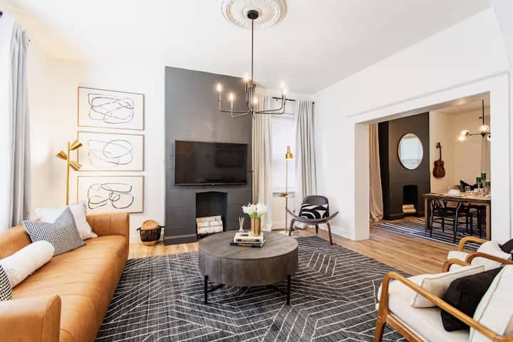 Group Friendly 4br, 3 King Beds W/ Parking! - Pittsburgh, PA